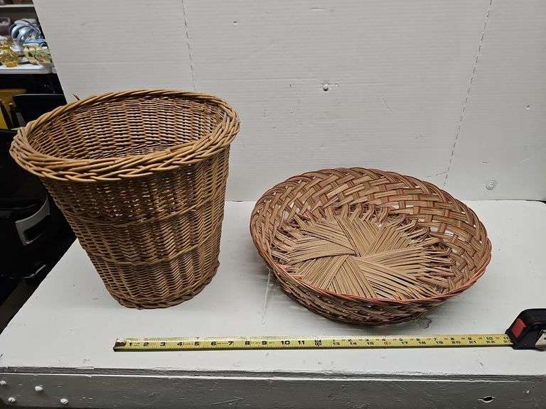 PAIR OF BASKETS - Isabell Auction