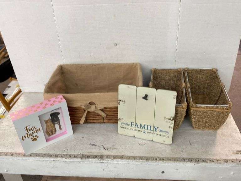 ASSORTED BASKETS AND PICTURE FRAMES - Isabell Auction