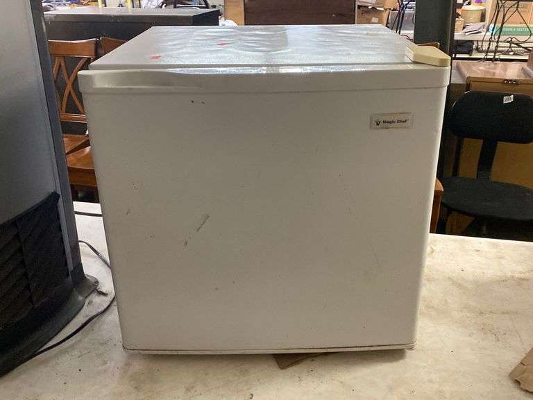 MAGIC CHEF MINI FRIDGE - Isabell Auction
