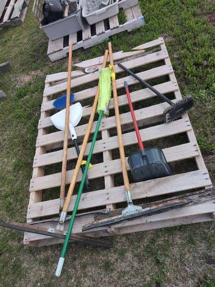 (OUT) SQUEEGEES, DUSTPANS, GRILL BRUSH, ETC... - Isabell Auction