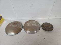 VINTAGE MOON CAPS & INTERNATIONAL CENTER CAP - Isabell Auction