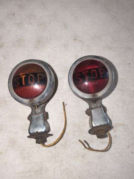 PAIR OF VINTAGE AUTOMOTIVE STOP LIGHTS - Isabell Auction