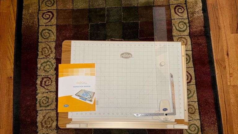 ALTO’S QUILT CUT 2 FABRIC CUTTING SYSTEM - Isabell Auction