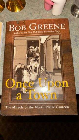 BOOK BY BOB GREENE ONCE UPON A TOWN - Isabell Auction