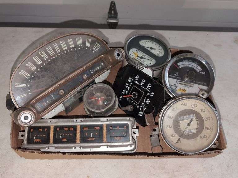 LOT OF ASST'D VINTAGE DASH GAUGES - Isabell Auction