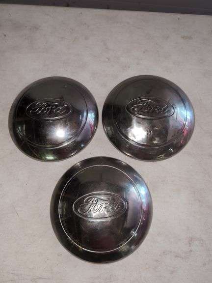 (3) VINTAGE FORD CENTER CAPS - Isabell Auction