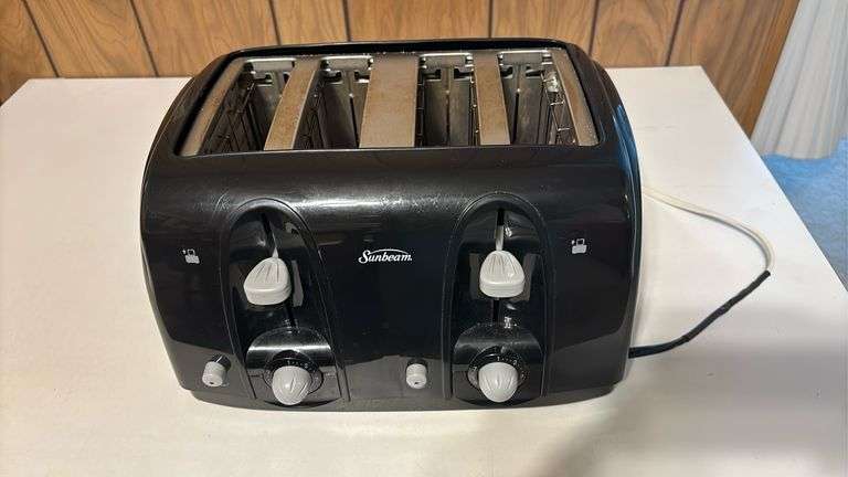 SUNBEAM 4-SLICE TOASTER( CORD HAS BEEN REPAIRED BUT WORKS) - Isabell ...