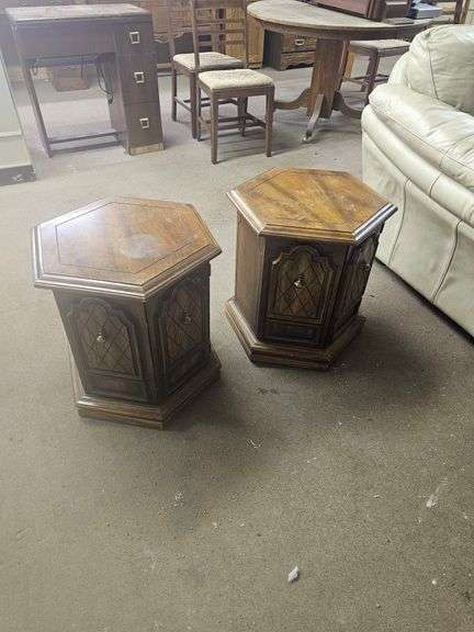 PAIR OF HEX END TABLES - Isabell Auction