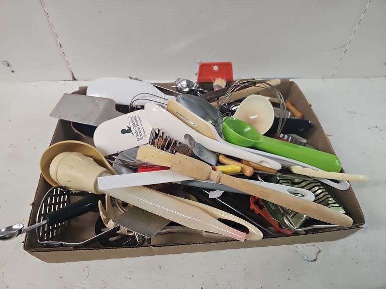 ASSORTED KITCHEN CLATTER - Isabell Auction