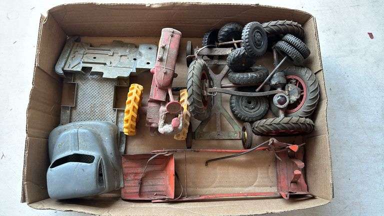 ASSORTED VINTAGE TOY PARTS - Isabell Auction