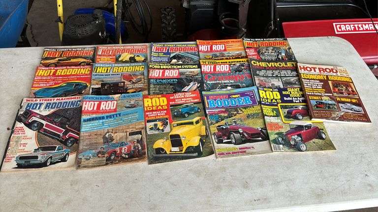 ASSORTED VINTAGE HOT ROD MAGAZINES - Isabell Auction