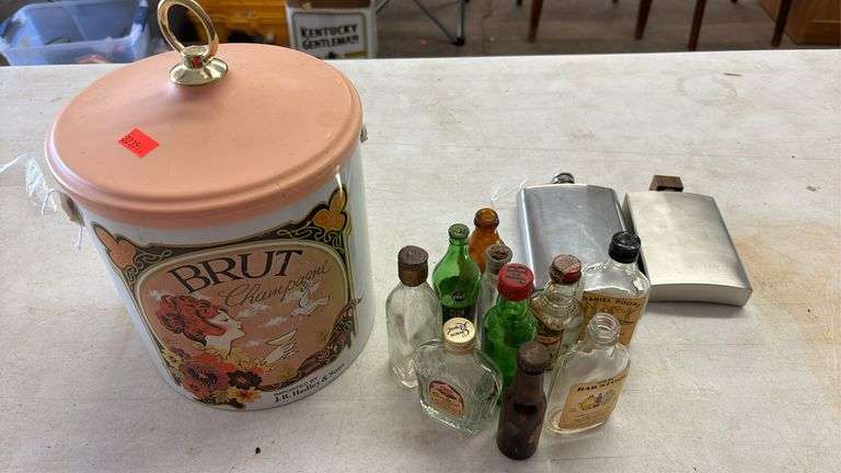 VINTAGE TIN, FLASKS, SMALL BOTTLES - Isabell Auction