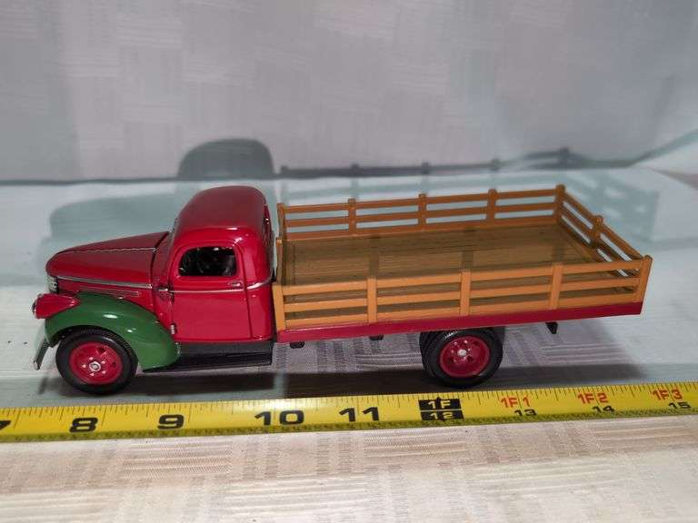 1941 CHEVROLET DIECAST FLATBED TRUCK MODEL - Isabell Auction