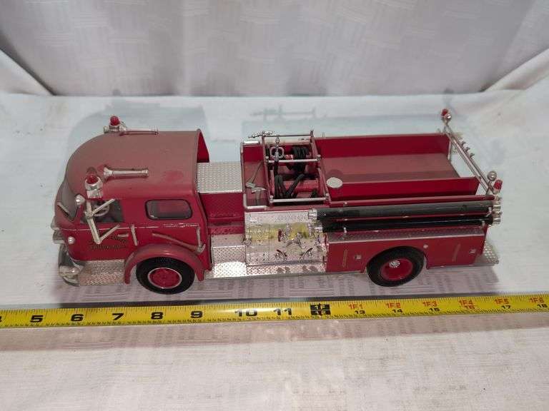 FIRE ENGINE MODEL KIT TRUCK - Isabell Auction