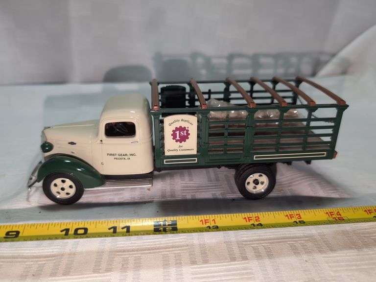 1937 CHEVROLET DIECAST FLATBED TRUCK MODEL - Isabell Auction