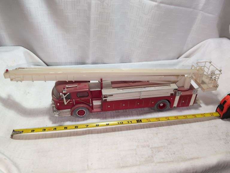FIRE ENGINE MODEL KIT TRUCK - Isabell Auction
