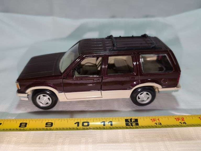 1992 FORD EXPLORER DIECAST CAR MODEL - Isabell Auction