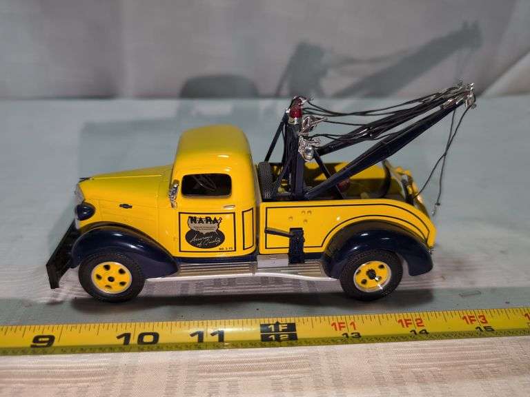 1937 CHEVROLET DIECAST WRECKER TRUCK MODEL - Isabell Auction