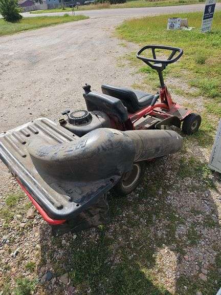 (OUT) SNAPPER 28" 10 HP RIDING MOWER W/ BAGGER (DEAD BATTERY, UNKNOWN ...