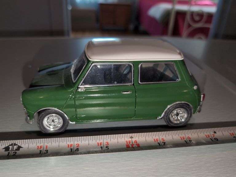 (UH) 7" DIECAST CAR MODEL - Isabell Auction
