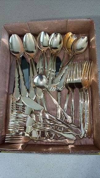 (D) ASSORTED STAINLESS STEEL FLATWARE - Isabell Auction