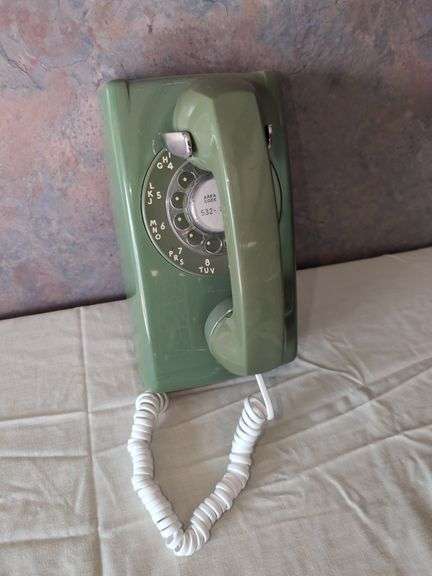 VINTAGE WALL MOUNT ROTARY DIAL TELEPHONE - Isabell Auction VINTAGE WALL MOUNT ROTARY DIAL TELEPHONE - Isabell Auction