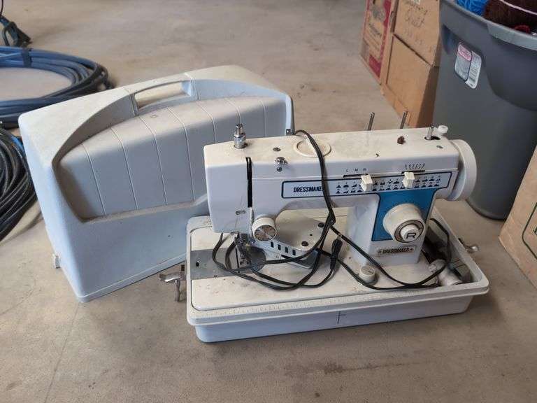 DRESSMAKER PORTABLE SEWING MACHINE - Isabell Auction