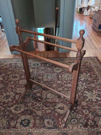(UBC) OAK 3-QUILT RACK - Isabell Auction