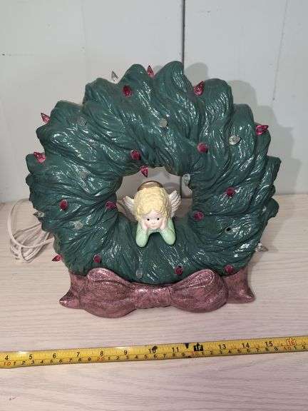 VINTAGE LIGHTED CERAMIC CHRISTMAS WREATH - Isabell Auction