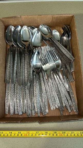 (D) ASSORTED STAINLESS STEEL FLATWARE - Isabell Auction