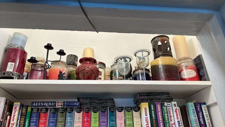 (D) ASSORTED CANDLES AND CANDLESTICKS - Isabell Auction