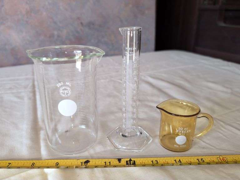 (3) VINTAGE PYREX GLASS BEAKERS/CYLINDERS - Isabell Auction
