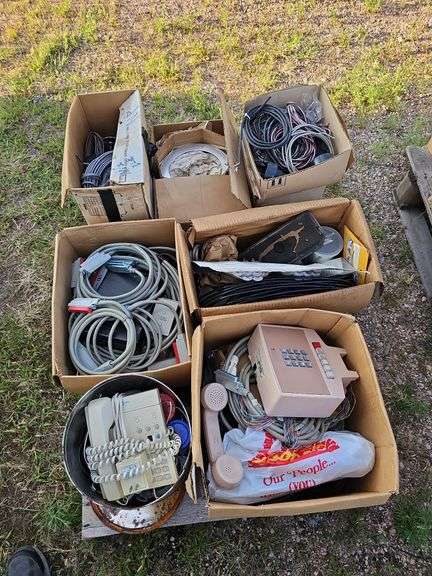(OUT) ASSORTED CABLE, HARDWARE, PHONES, ETC - Isabell Auction