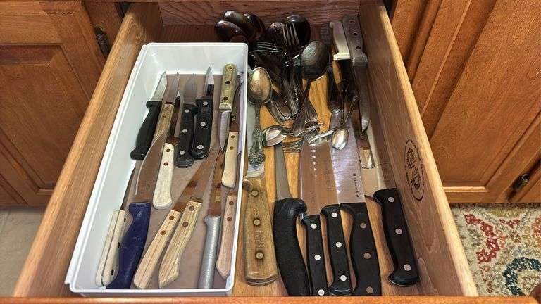 ASSORTED KNIVES, FLATWARE - Isabell Auction