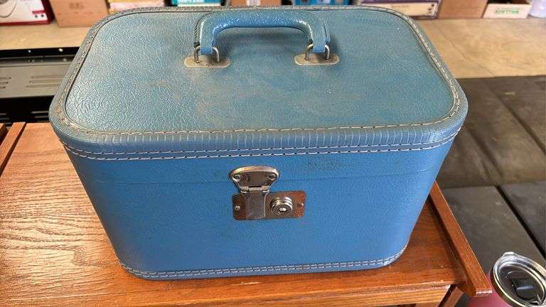 VINTAGE OVERNIGHT CASE WITH KEYS - Isabell Auction