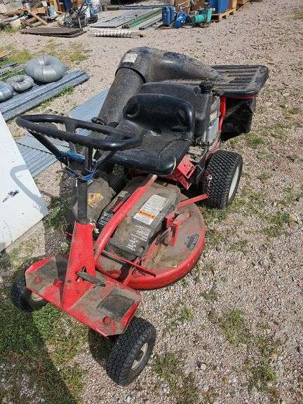 (OUT) SNAPPER 28" 10 HP RIDING MOWER W/ BAGGER (DEAD BATTERY, UNKNOWN ...