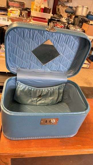 VINTAGE OVERNIGHT CASE WITH KEYS - Isabell Auction