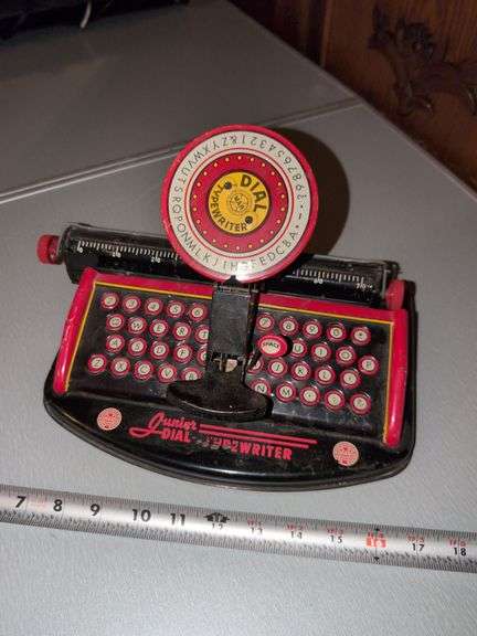 (L) VINTAGE MARX JUNIOR DIAL TIN TYPEWRITER - Isabell Auction