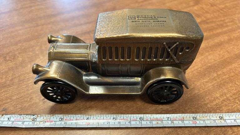 METAL CAR COIN BANK WITH COINS ( NO KEY) - Isabell Auction