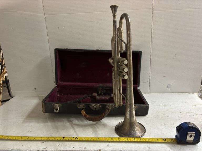 VINTAGE CAVALIER TRUMPET WITH CASE - Isabell Auction