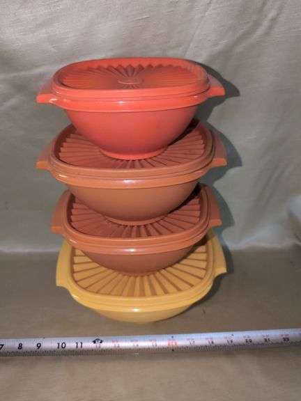 (4) VINTAGE TUPPERWARE CONTAINERS - Isabell Auction