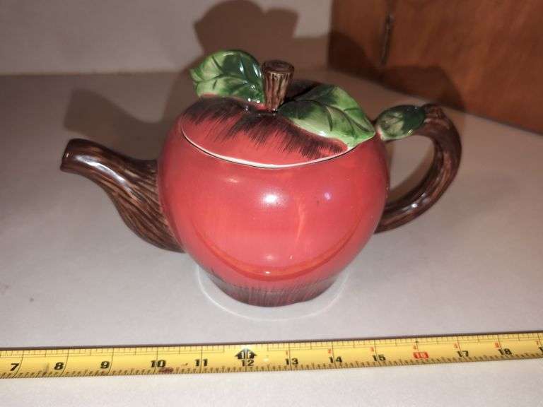 APPLE TEAPOT - Isabell Auction