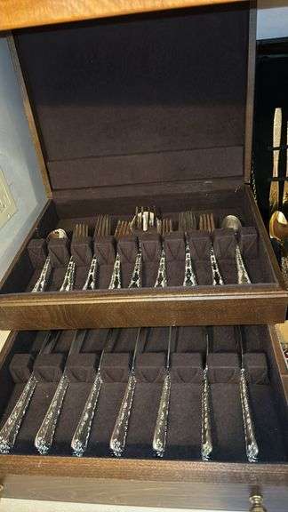FLATWARE SET IN WOOD CASE - Isabell Auction