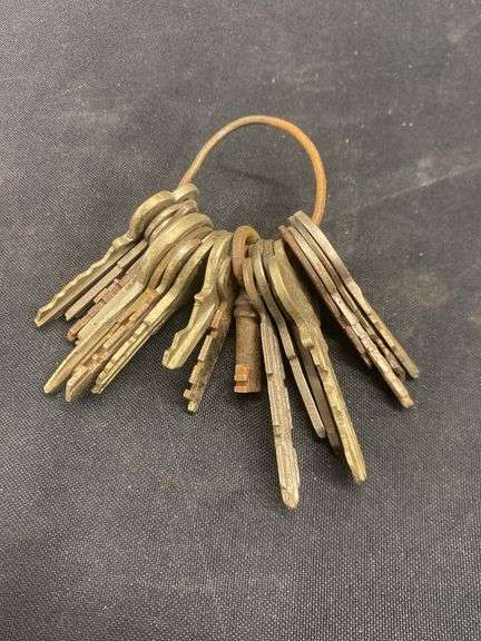 ASSORTED VINTAGE KEYS - Isabell Auction