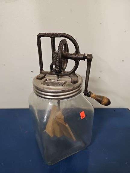 1 GALLON DAISY BUTTER CHURN - Isabell Auction