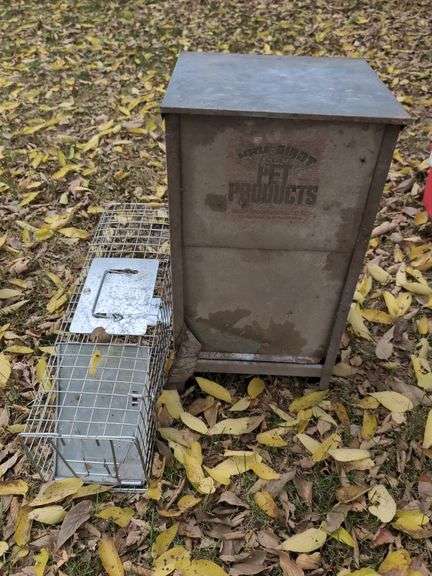 (OUT) SM. LIVE TRAP & GALVANIZED METAL PET FEEDER - Isabell Auction