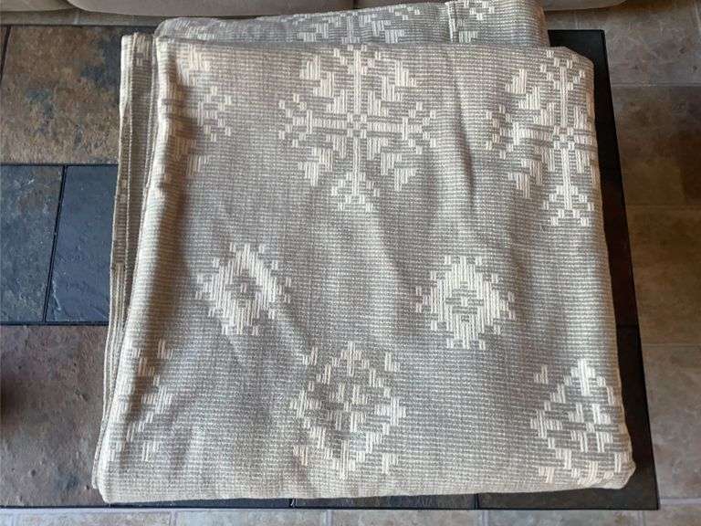 (SR) 85” x 89” WOOLRICH BLANKET - Isabell Auction
