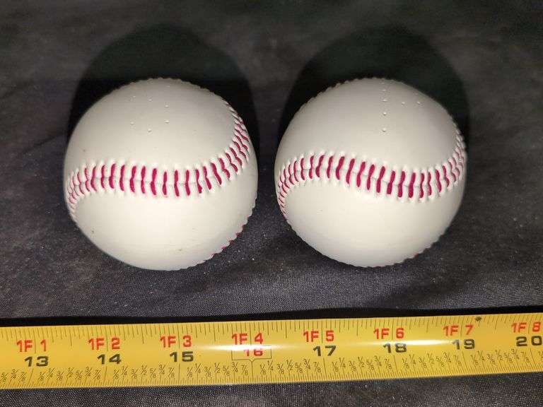 BASEBALL SALT & PEPPER SHAKER SET - Isabell Auction