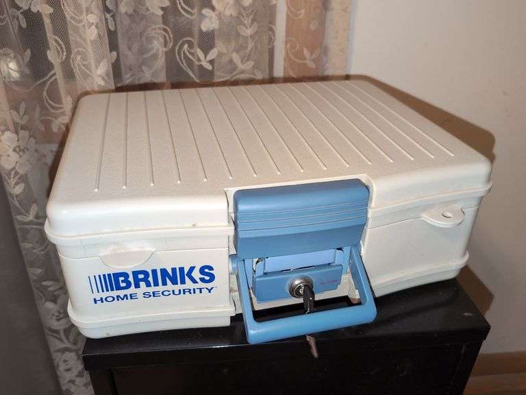 (O) BRINKS HOME SECURITY SAFE BOX WITH KEY - Isabell Auction