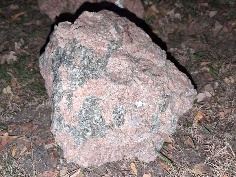 (OUT) RUBY SPAR MICA ROCK (9" X 10" X 14") - Isabell Auction